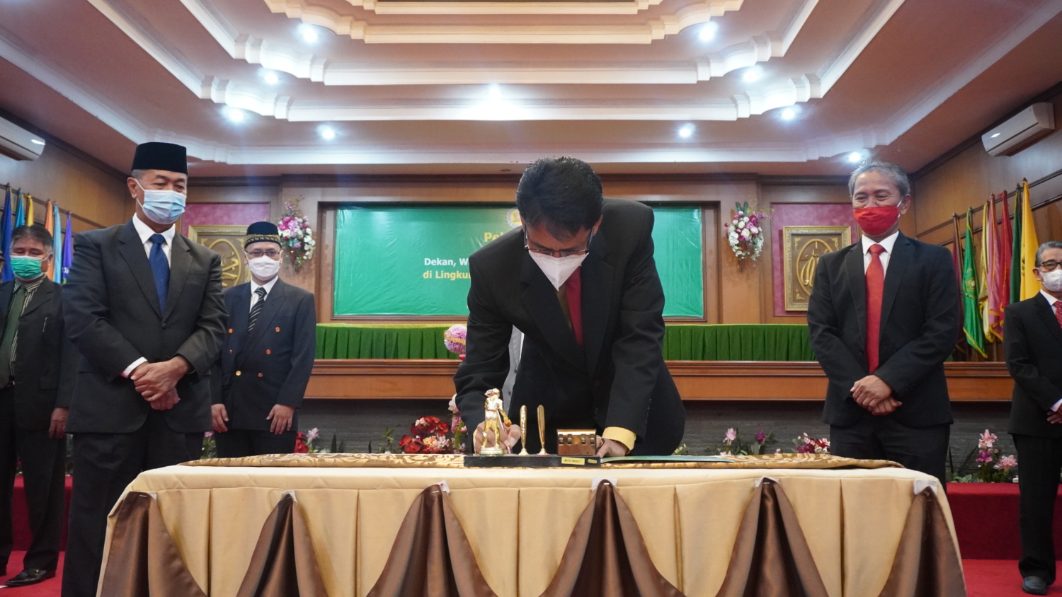 Rektor Unbrah Lantik Pejabat Struktural Baru Periode 2021-2025 ...